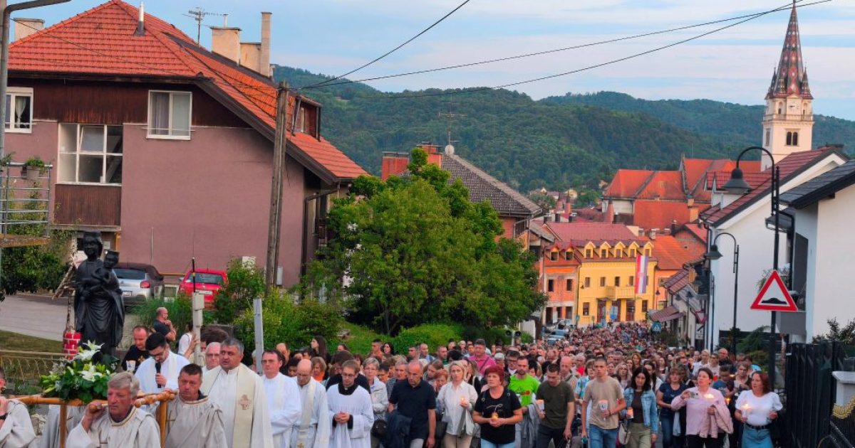 FOTO Pogledajte kako je izgledala veličanstvena procesija 1500 vjernika ...